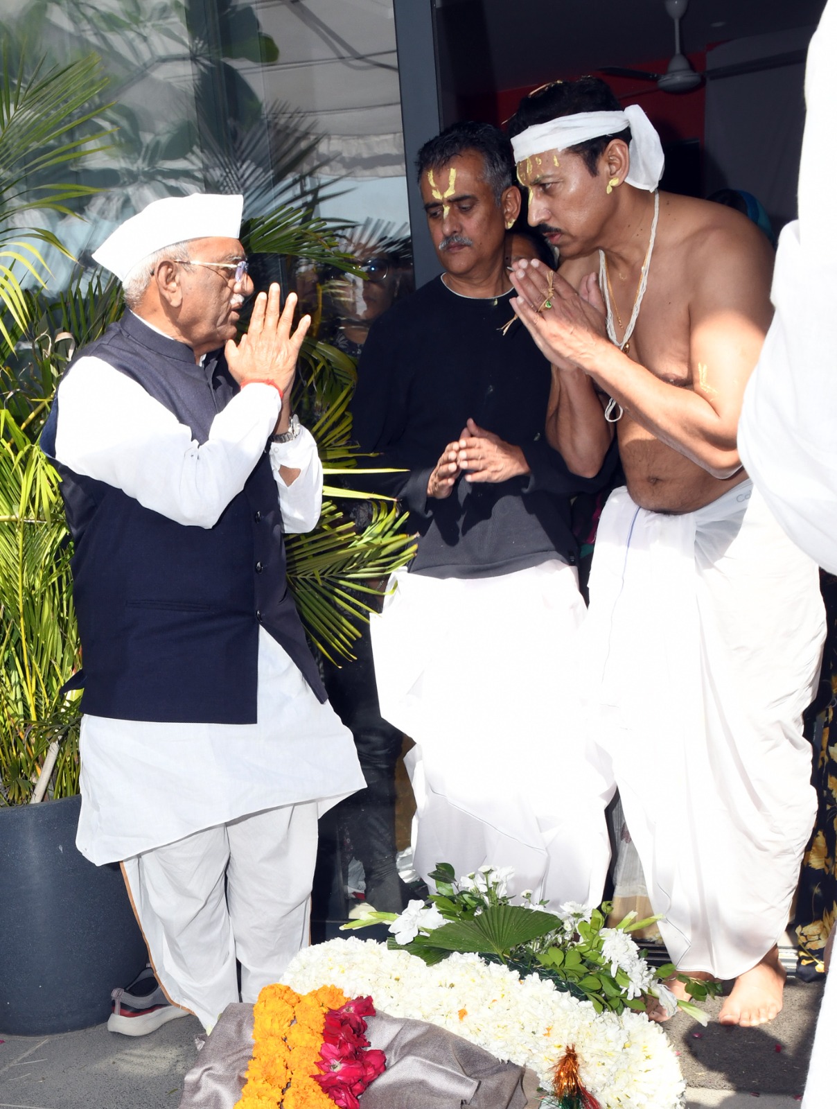 Governor of Rajasthan pays floral tribute to Late Col Laxman Singh Rathore